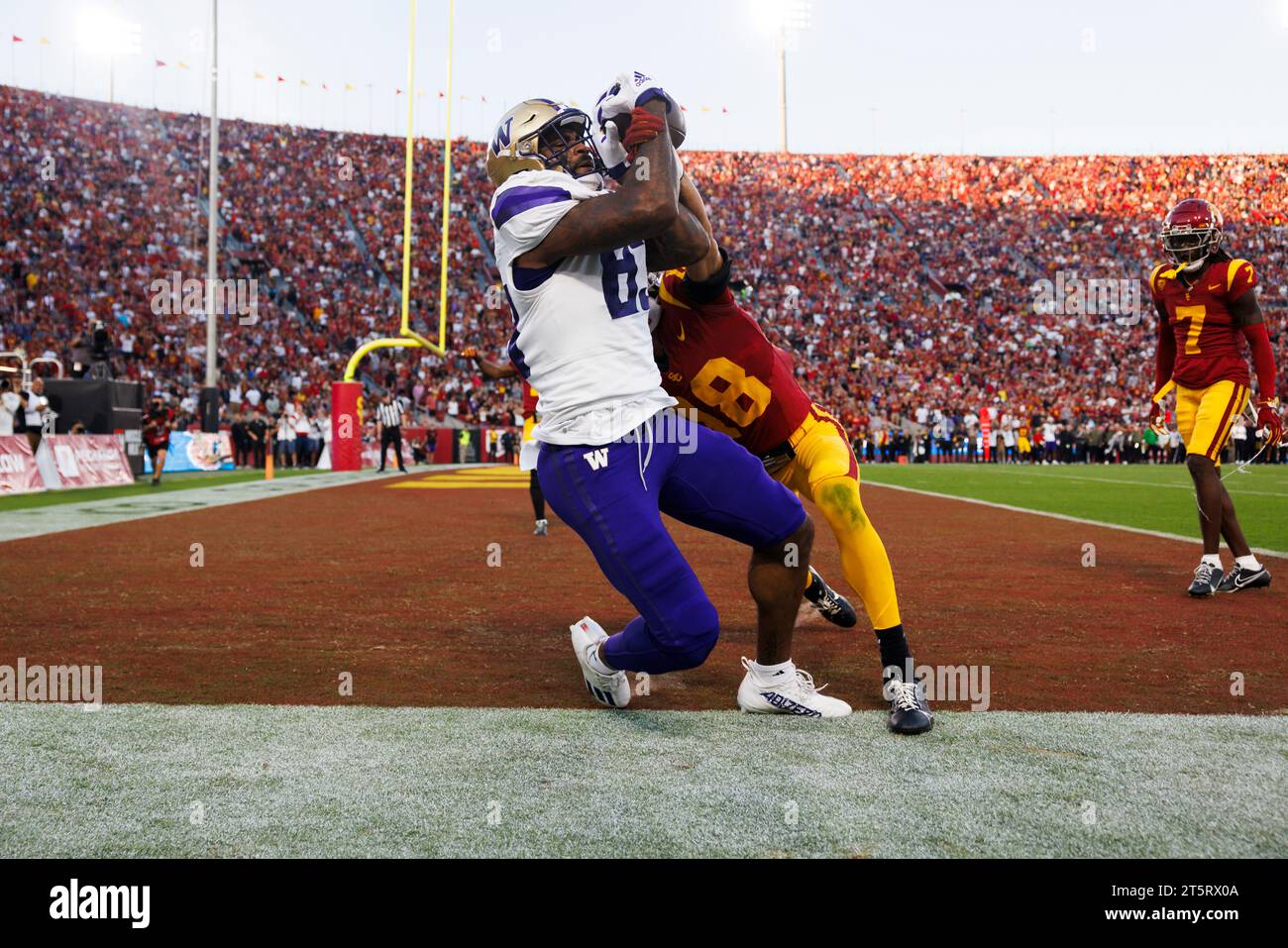 Washington Huskies tight end Devin Culp (83) catches the ball during an ...