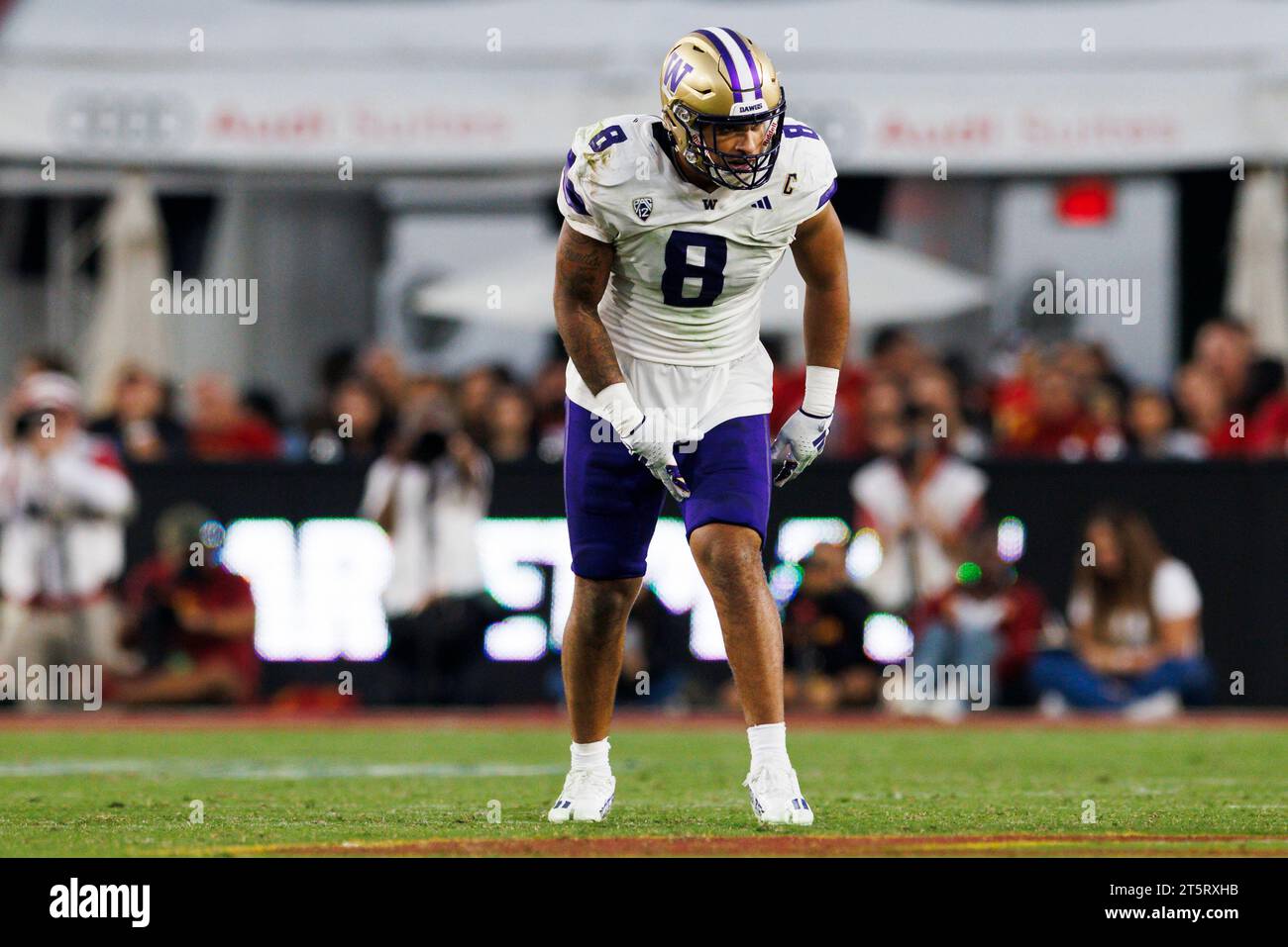Washington Huskies defensive end Bralen Trice (8) in a defensive stance ...
