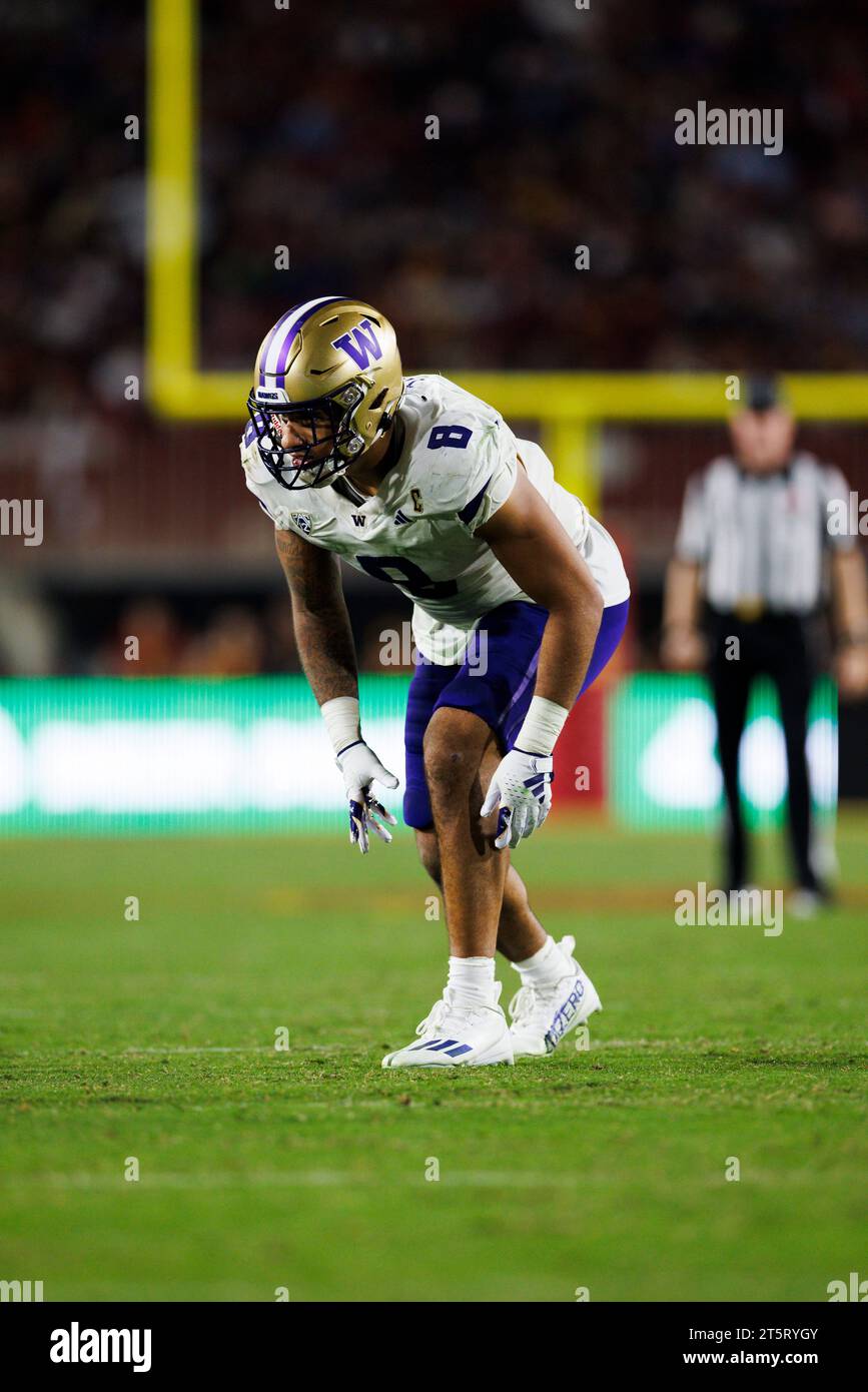Washington Huskies defensive end Bralen Trice (8) in a defensive stance ...