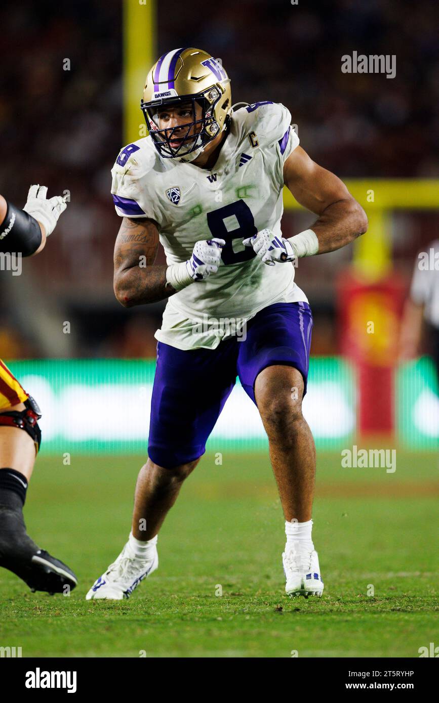 Washington Huskies defensive end Bralen Trice (8) rushes the edge ...