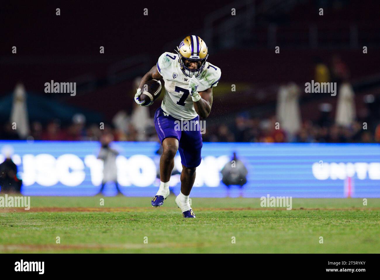 Washington Huskies running back Dillon Johnson (7) runs with the ball ...