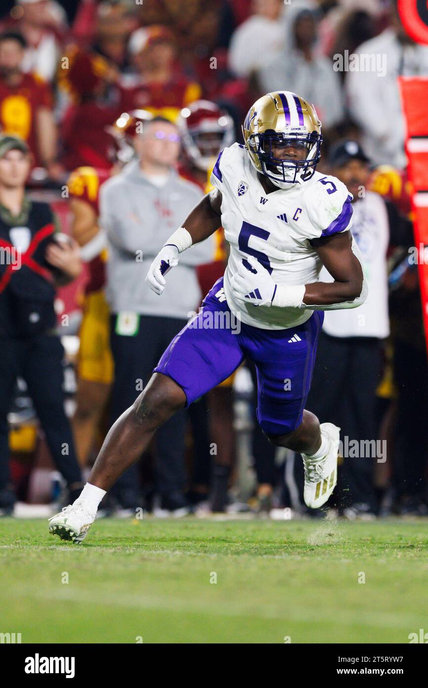 Washington Huskies linebacker Edefuan Ulofoshio (5) defends during an ...
