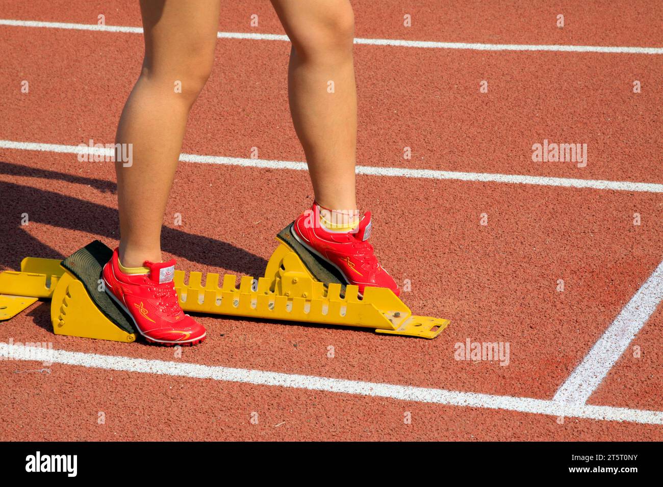 Red starting blocks hi-res stock photography and images - Alamy