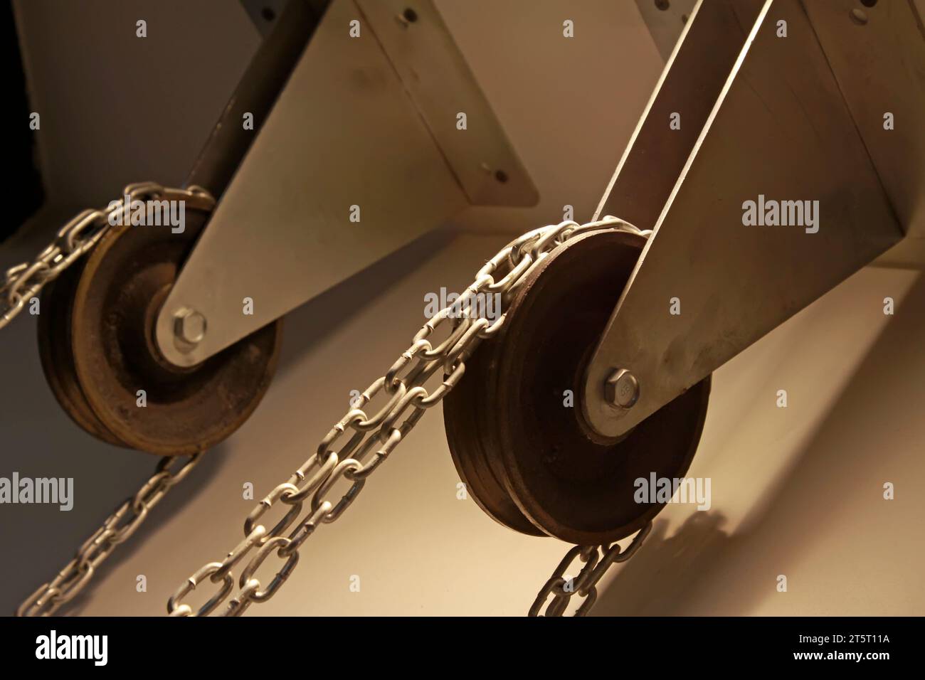 Pulley devices hi-res stock photography and images - Alamy
