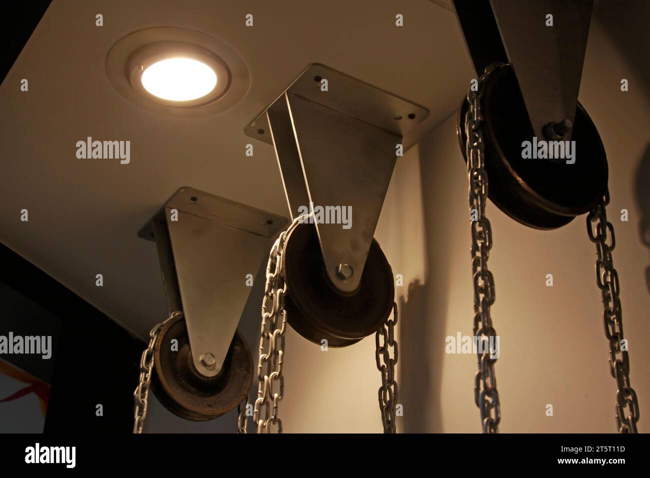 Pulley devices hi-res stock photography and images - Alamy
