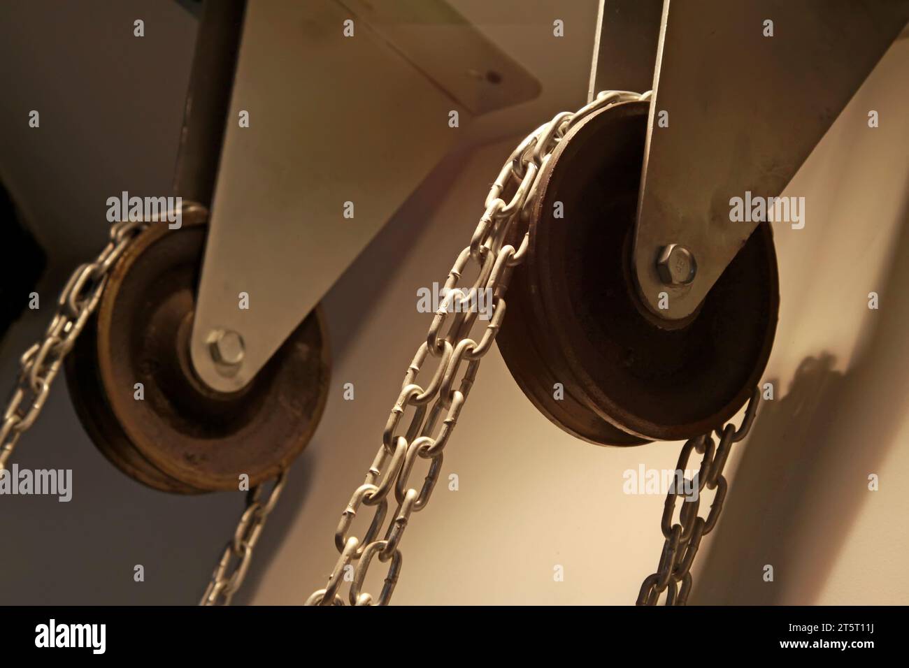 Pulley devices hi-res stock photography and images - Alamy