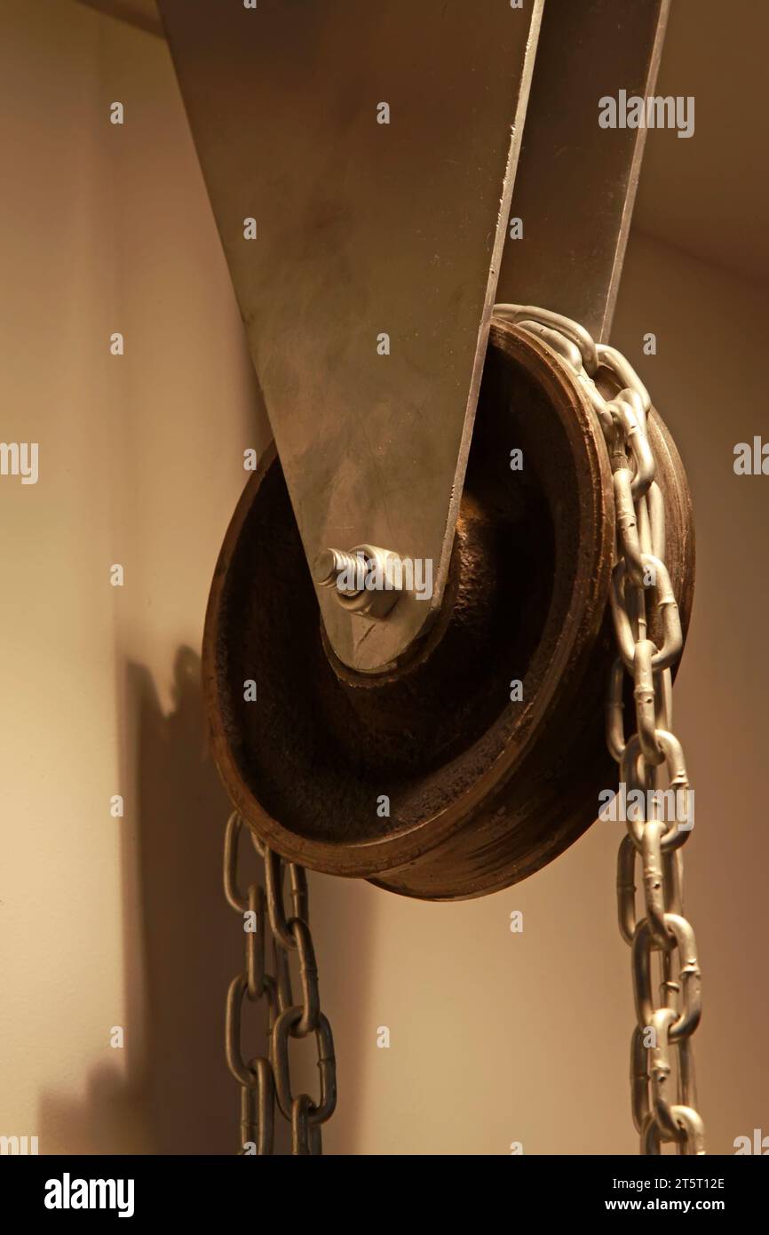 Pulley devices hi-res stock photography and images - Alamy