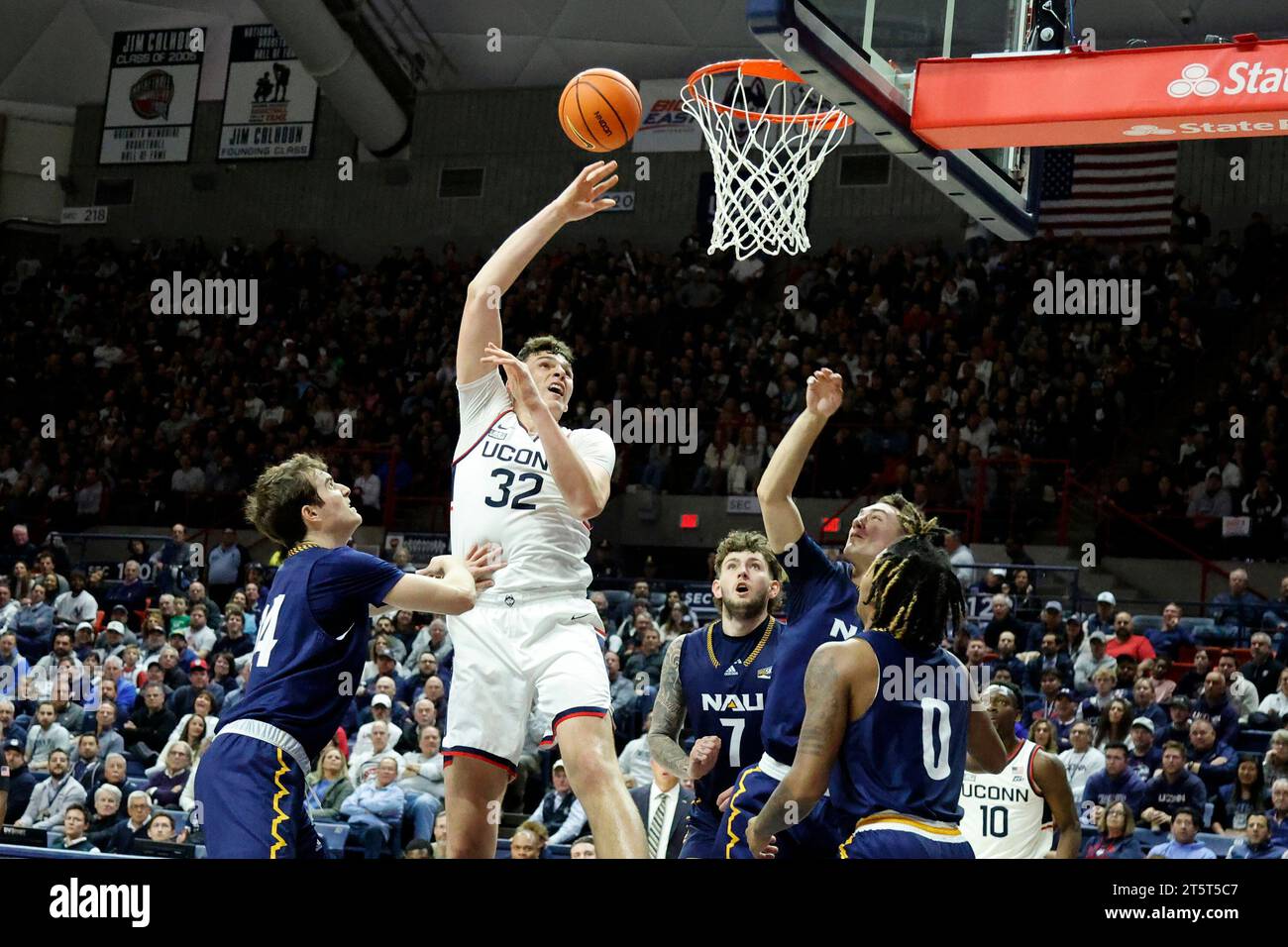 UConn center Donovan Clingan (32) shoots over Northern Arizona ...