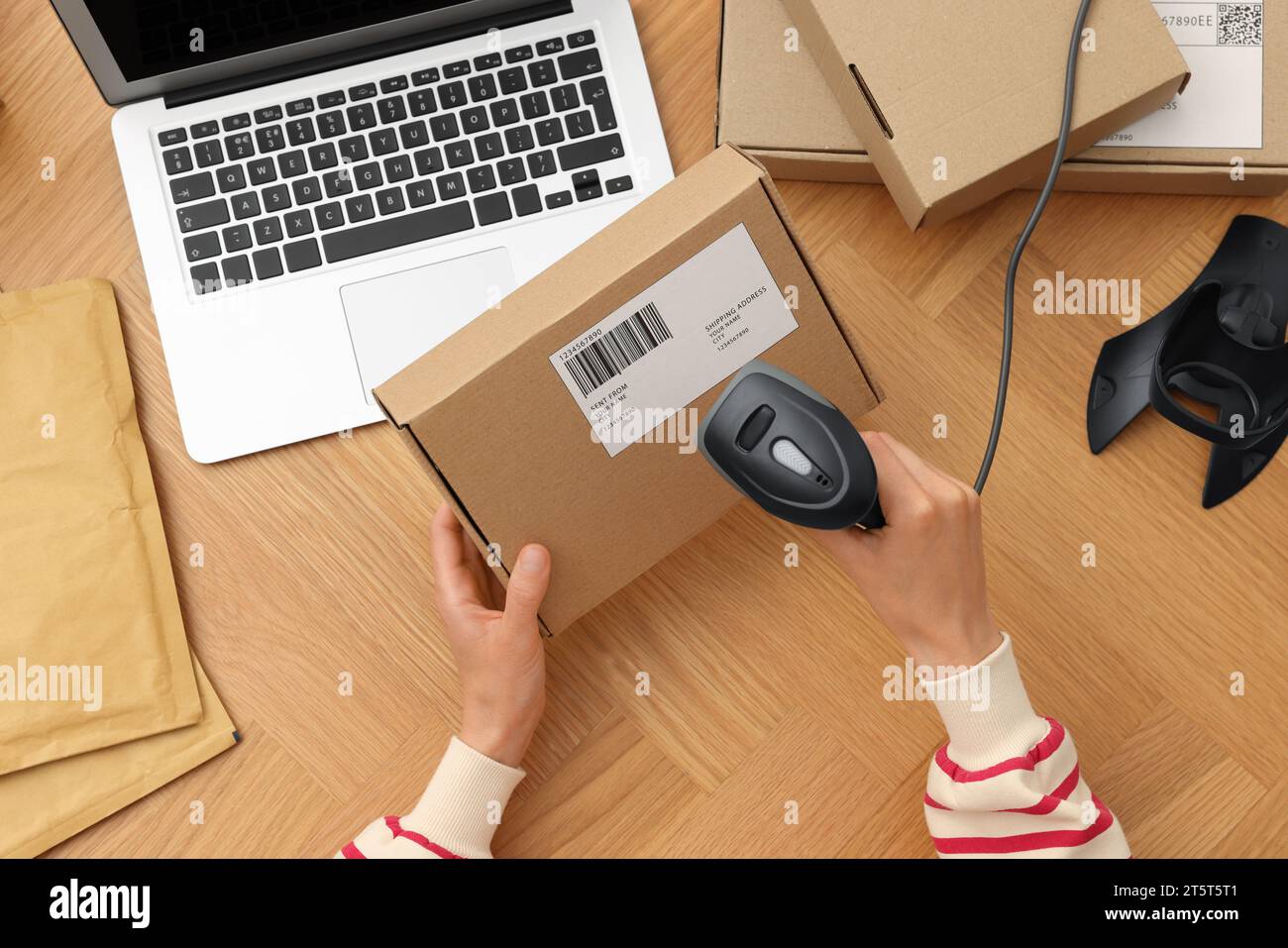 Woman scanner reading parcel hi-res stock photography and images - Alamy