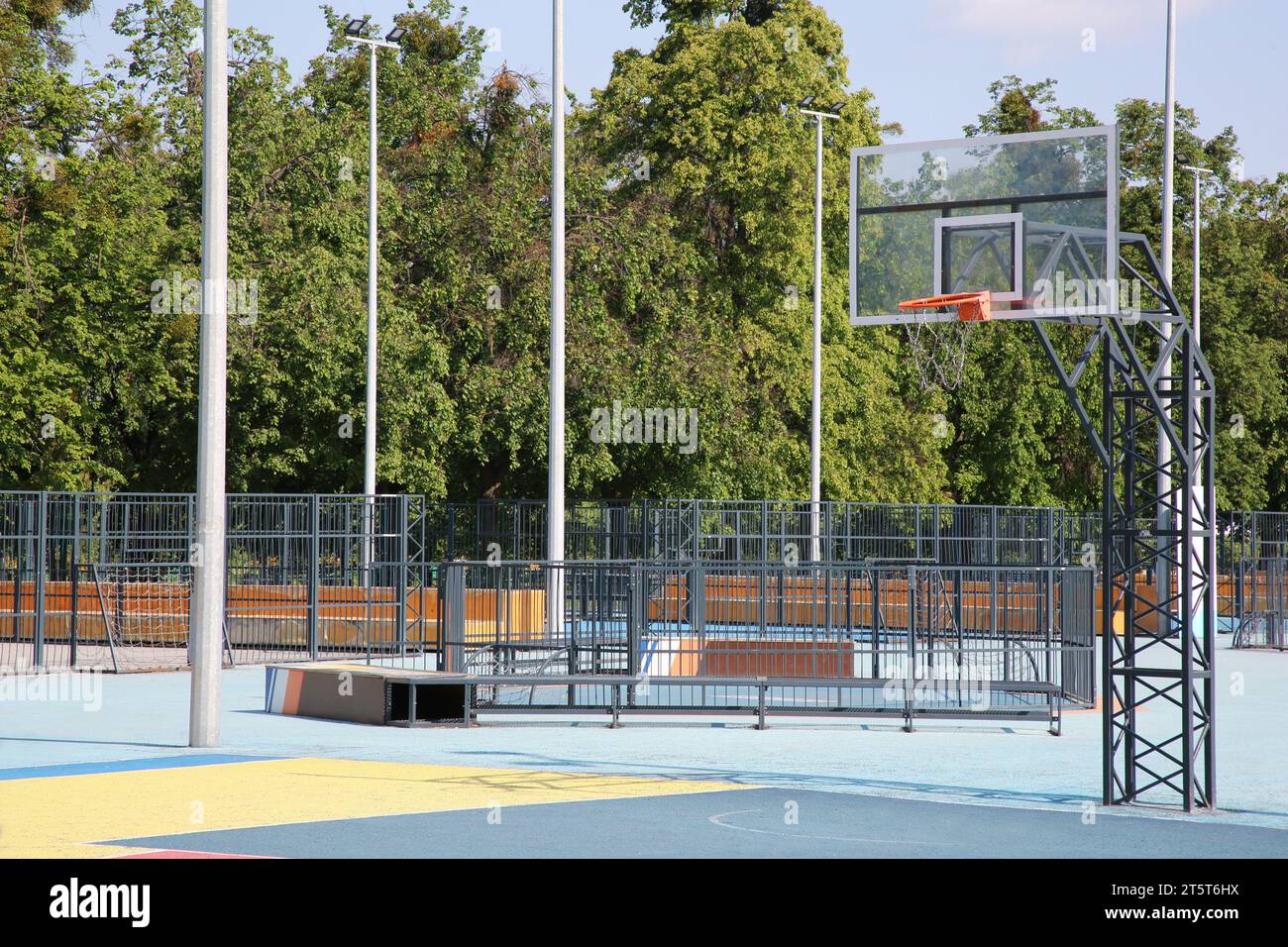 Empty bench basketball court hi-res stock photography and images - Alamy