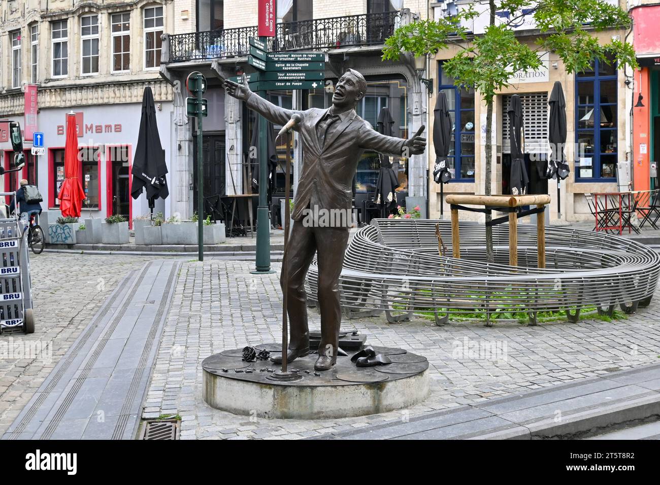 Jacques brel statue hi-res stock photography and images - Alamy