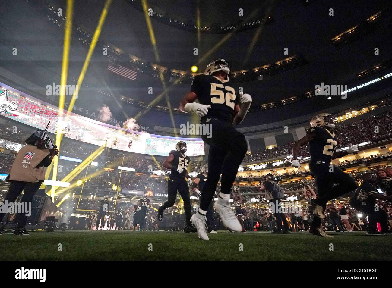 New Orleans Saints linebacker D'Marco Jackson (52) runs onto the field ...