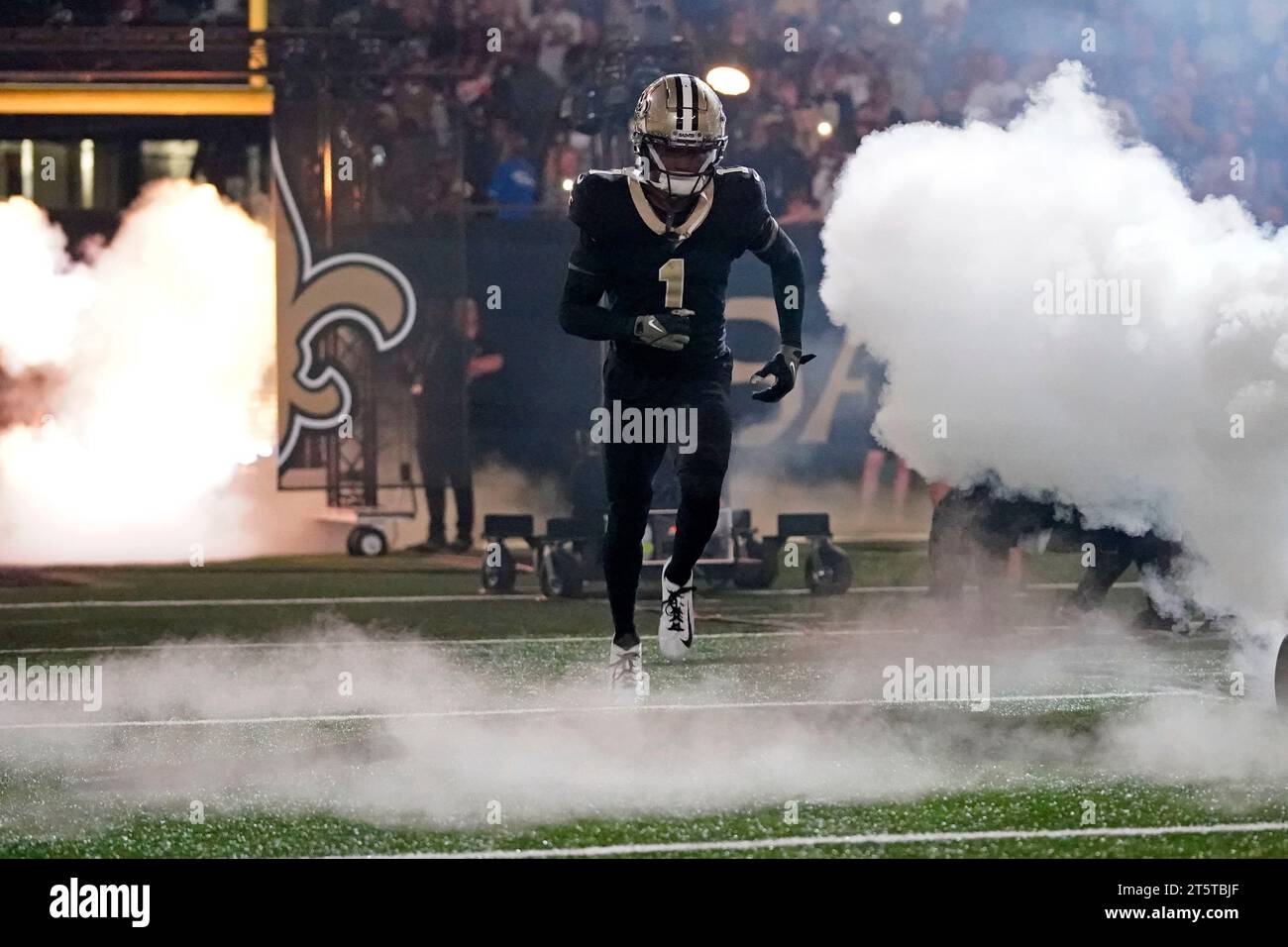 New Orleans Saints cornerback Alontae Taylor (1) runs onto the field ...