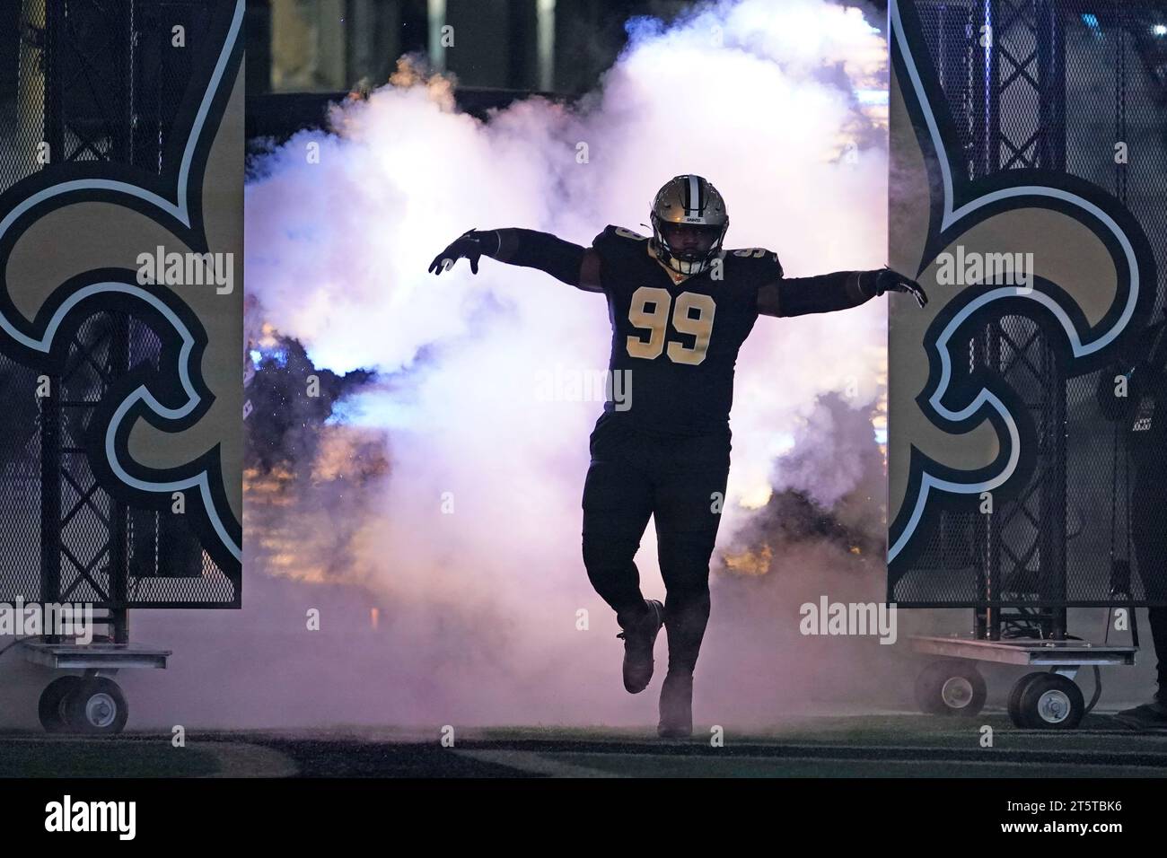 New Orleans Saints defensive tackle Khalen Saunders (99) runs onto the ...