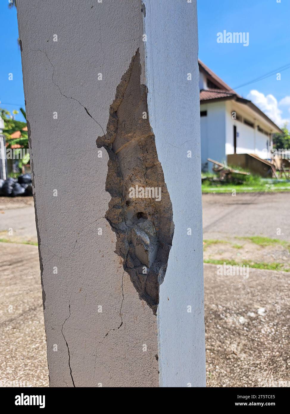 Cracks in damaged building pillars. Cracked concrete pillar of an old ...