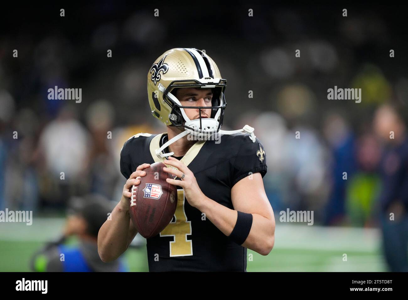 New Orleans Saints quarterback Derek Carr (4) warms up before an NFL ...