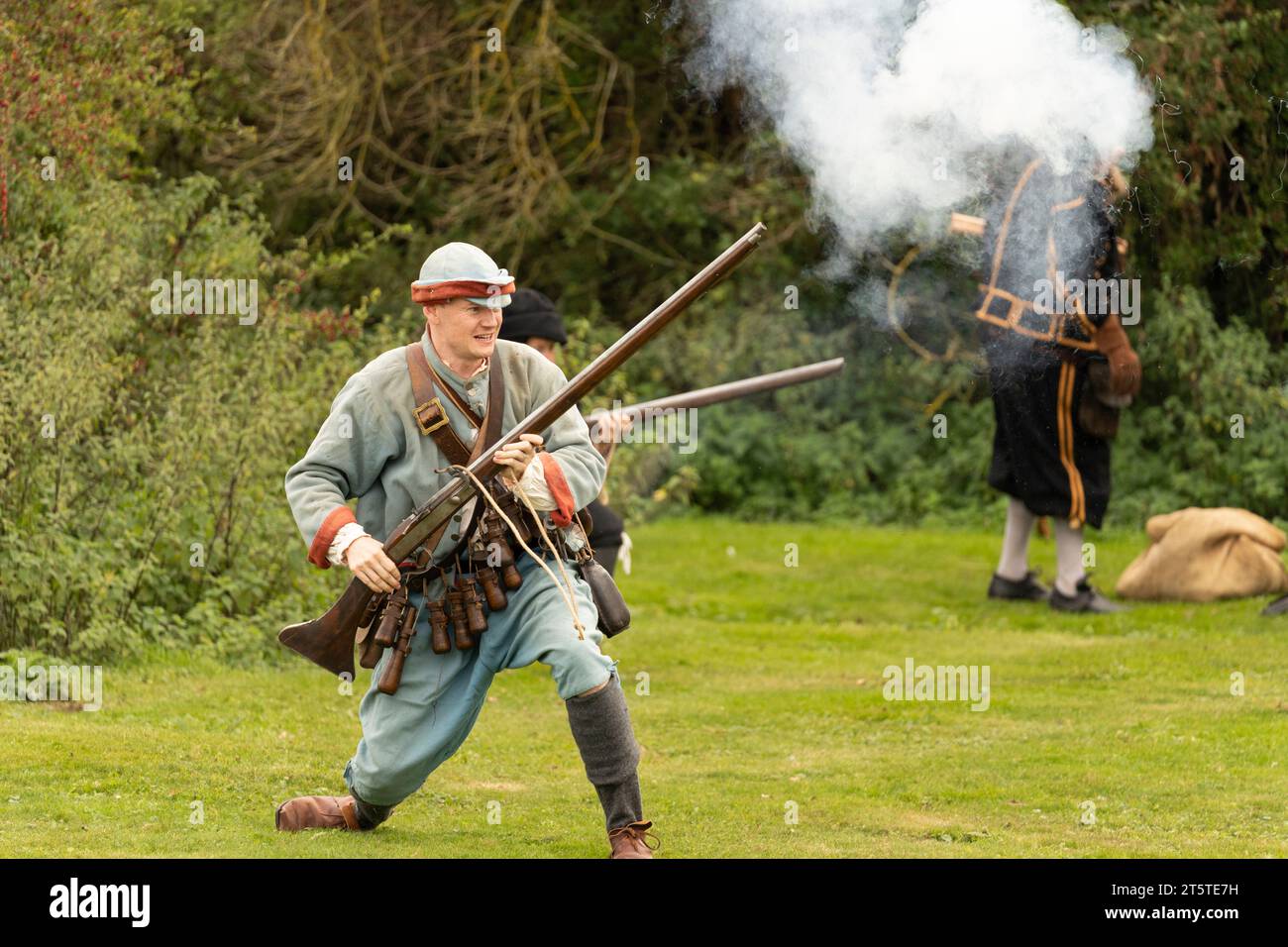 English civil war musketeer hi-res stock photography and images - Alamy