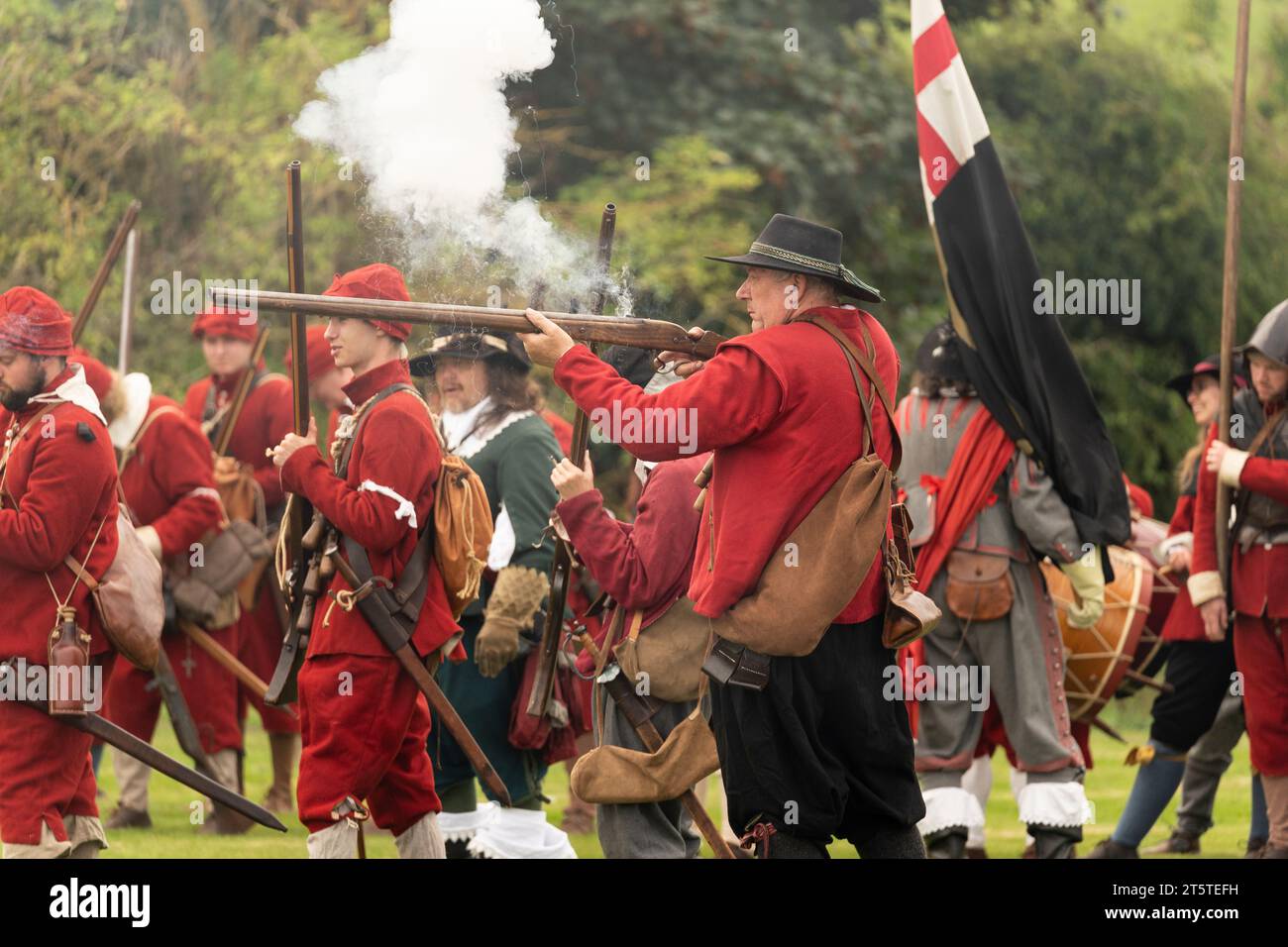 English civil war musketeer hi-res stock photography and images - Alamy