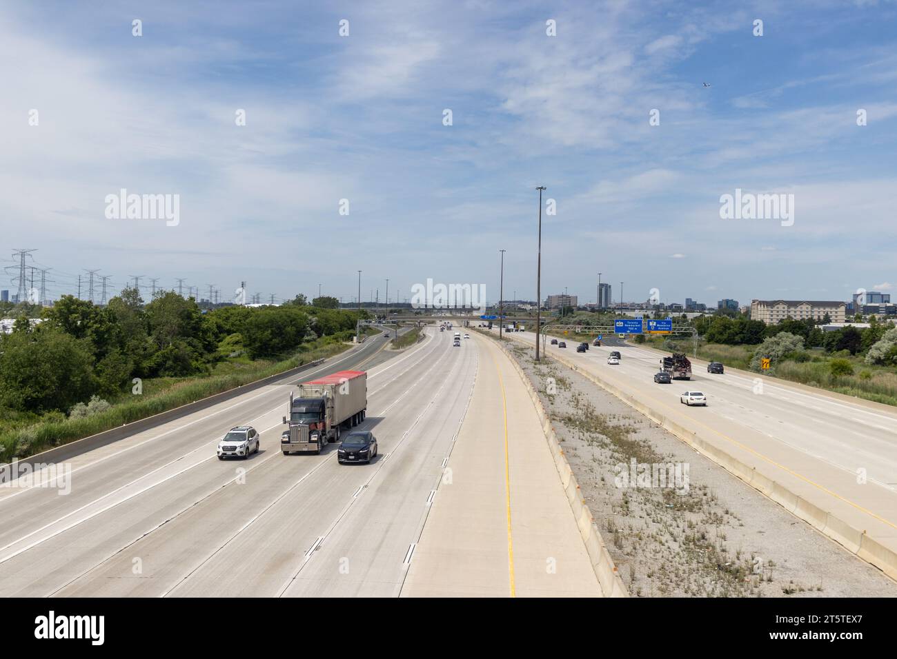 Highway with few cars hi-res stock photography and images - Alamy
