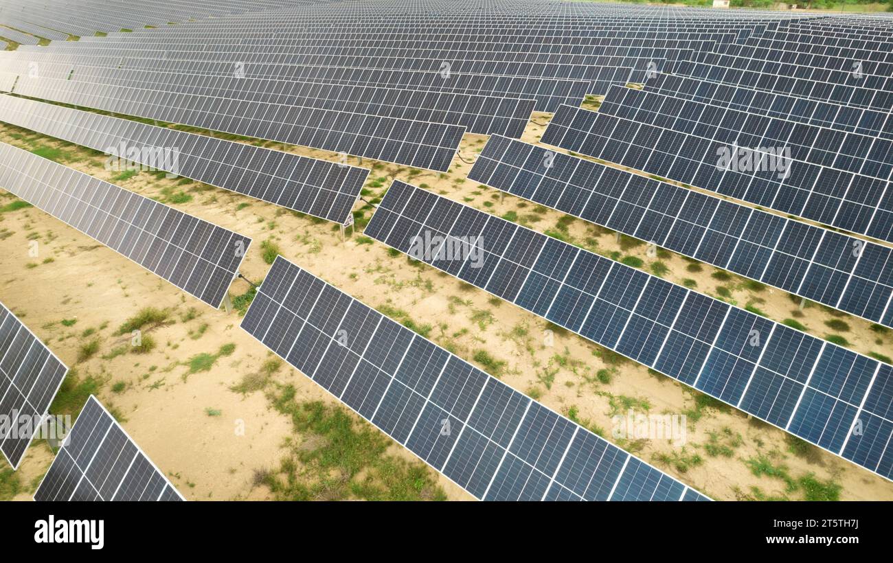 Solar farm or utility scale power plant Stock Photo - Alamy