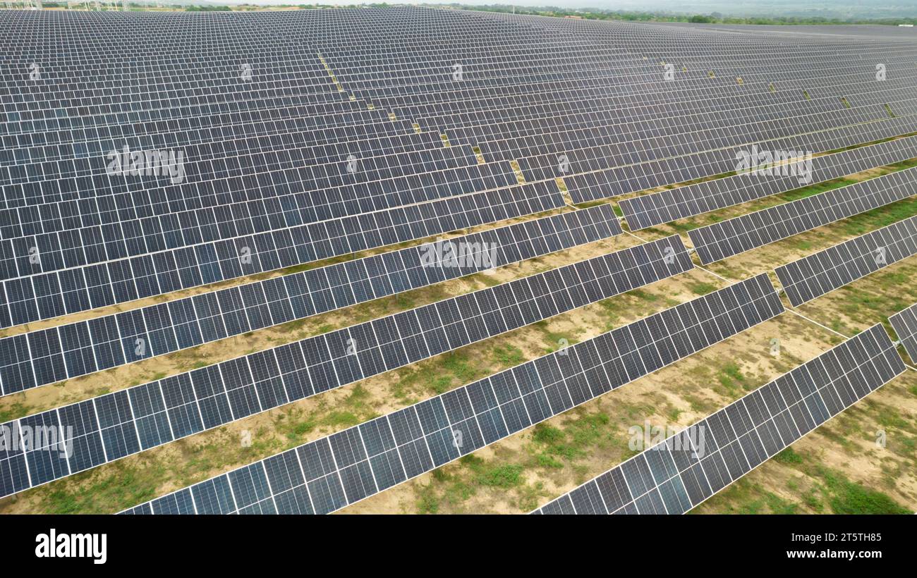 Solar farm or utility scale power plant Stock Photo - Alamy