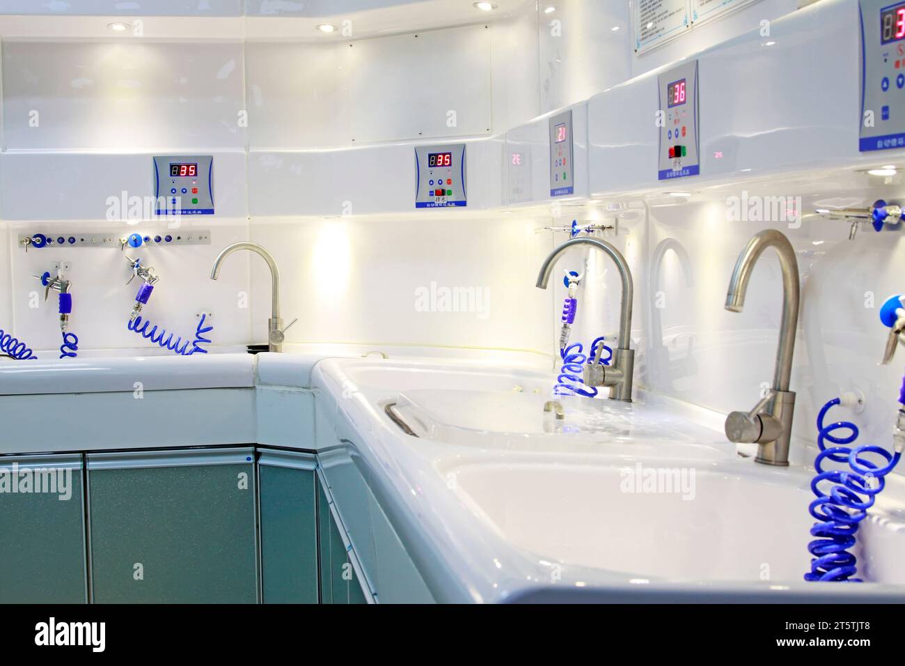 Advanced cleaning system hi-res stock photography and images - Alamy