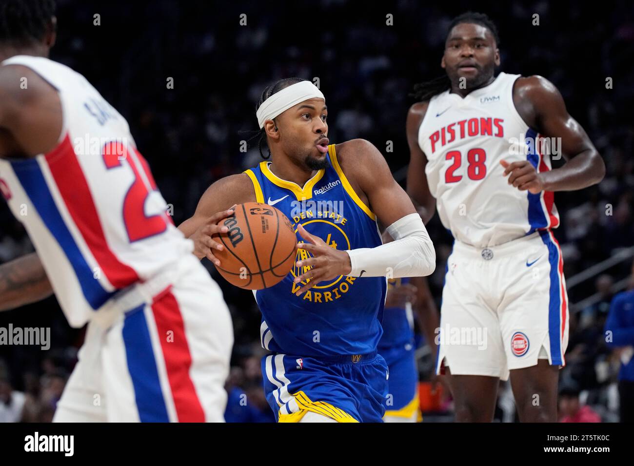 Golden State Warriors guard Moses Moody (4) drives to the basket during ...
