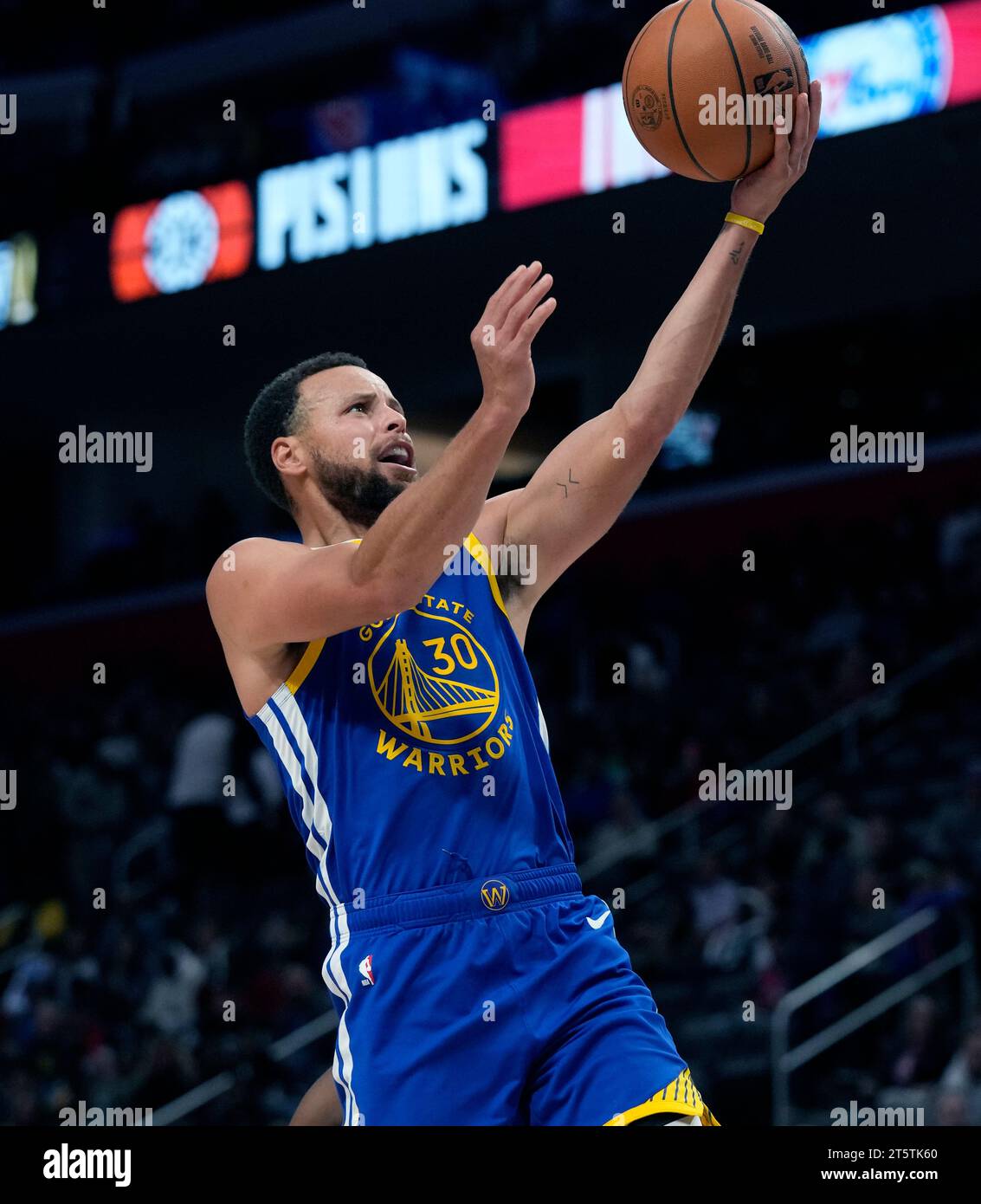 Golden State Warriors guard Stephen Curry makes a layup during the ...