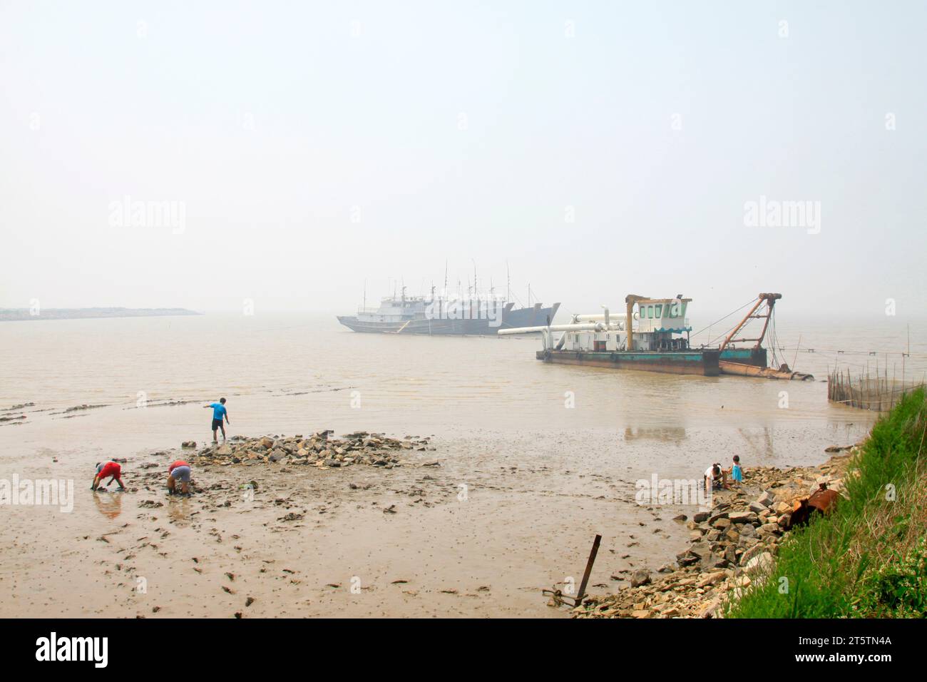 Sand mining ship on the shore Stock Photo - Alamy
