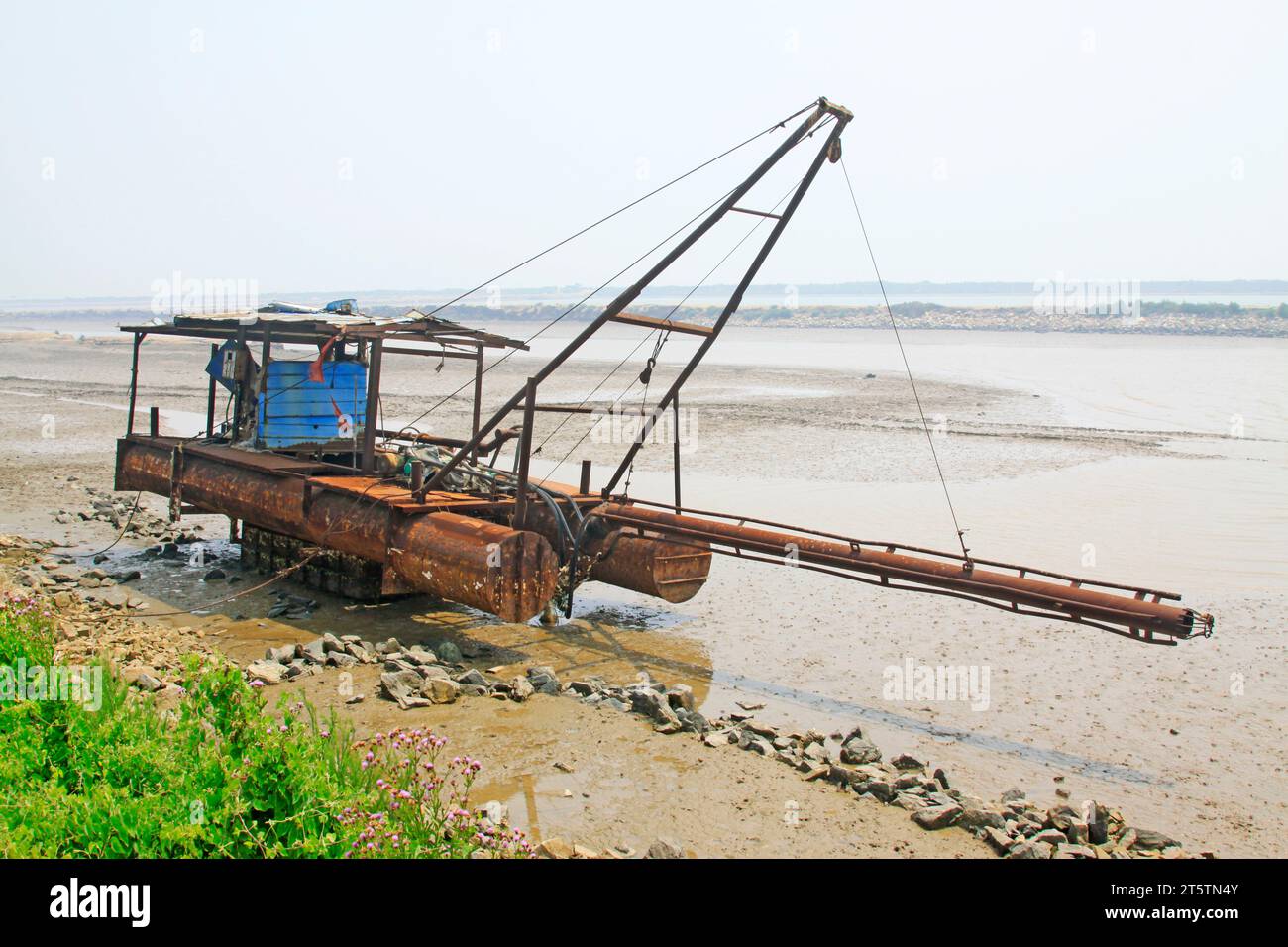 Sand mining ship on the shore Stock Photo - Alamy