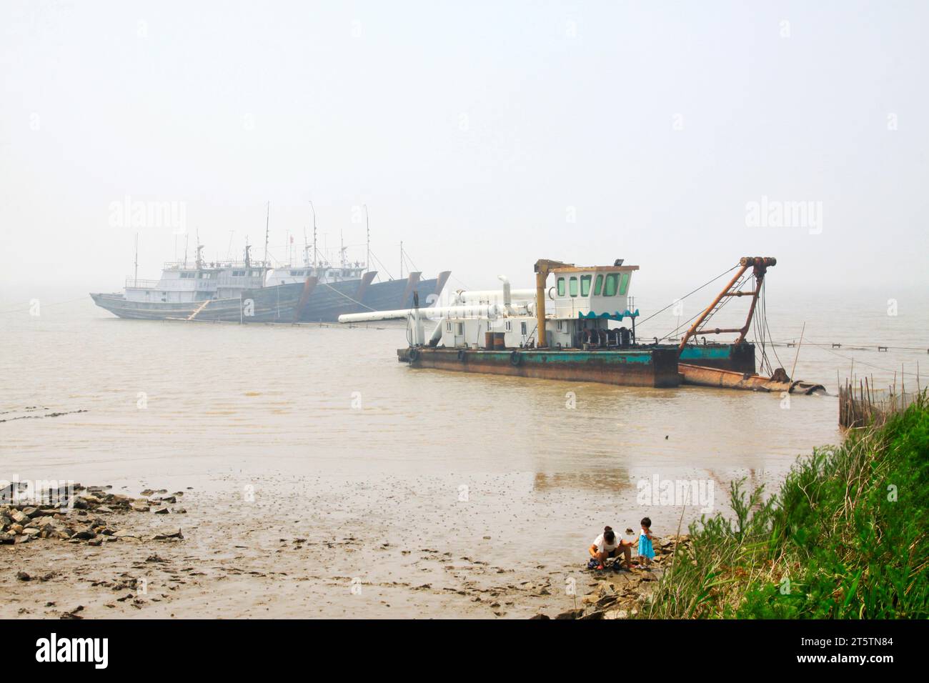 Sand dredging ship on shore hi-res stock photography and images - Alamy
