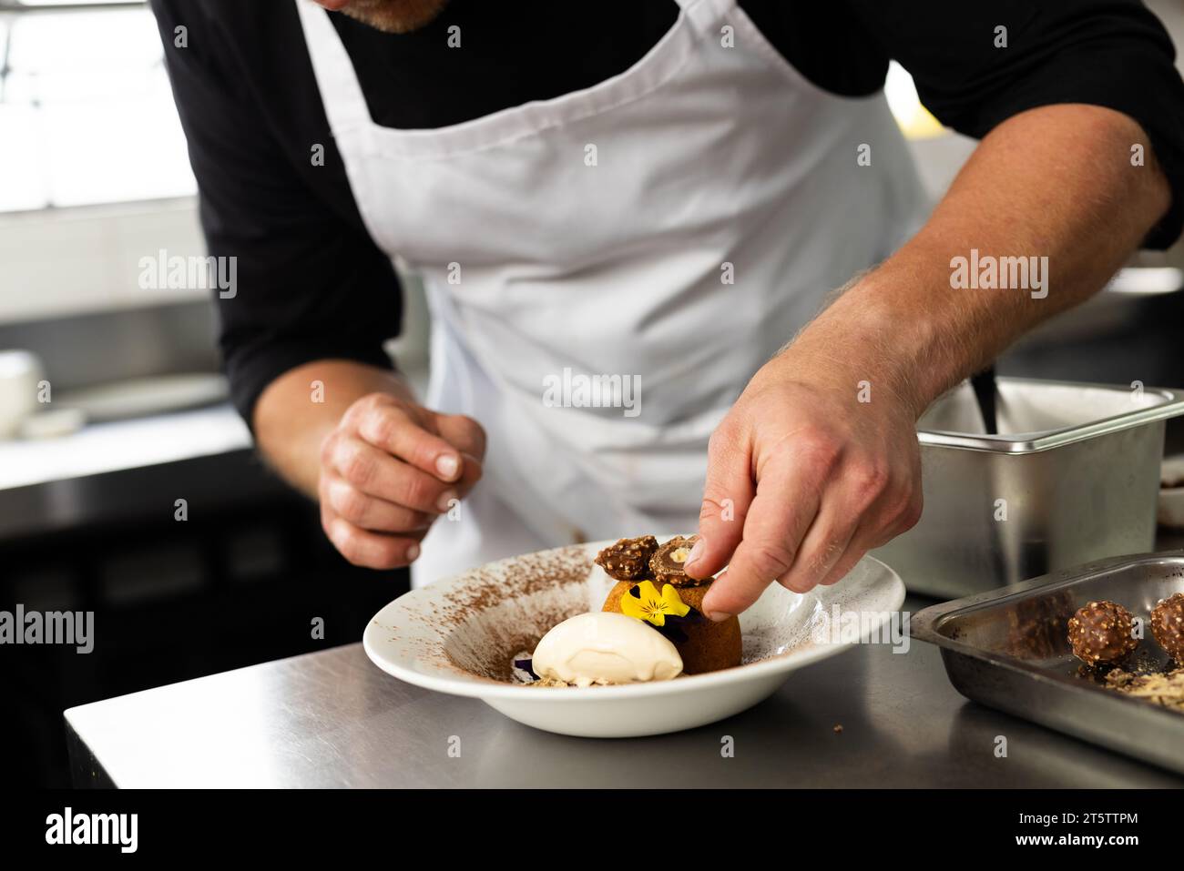 Kitchen chef decorating plate hi-res stock photography and images - Alamy
