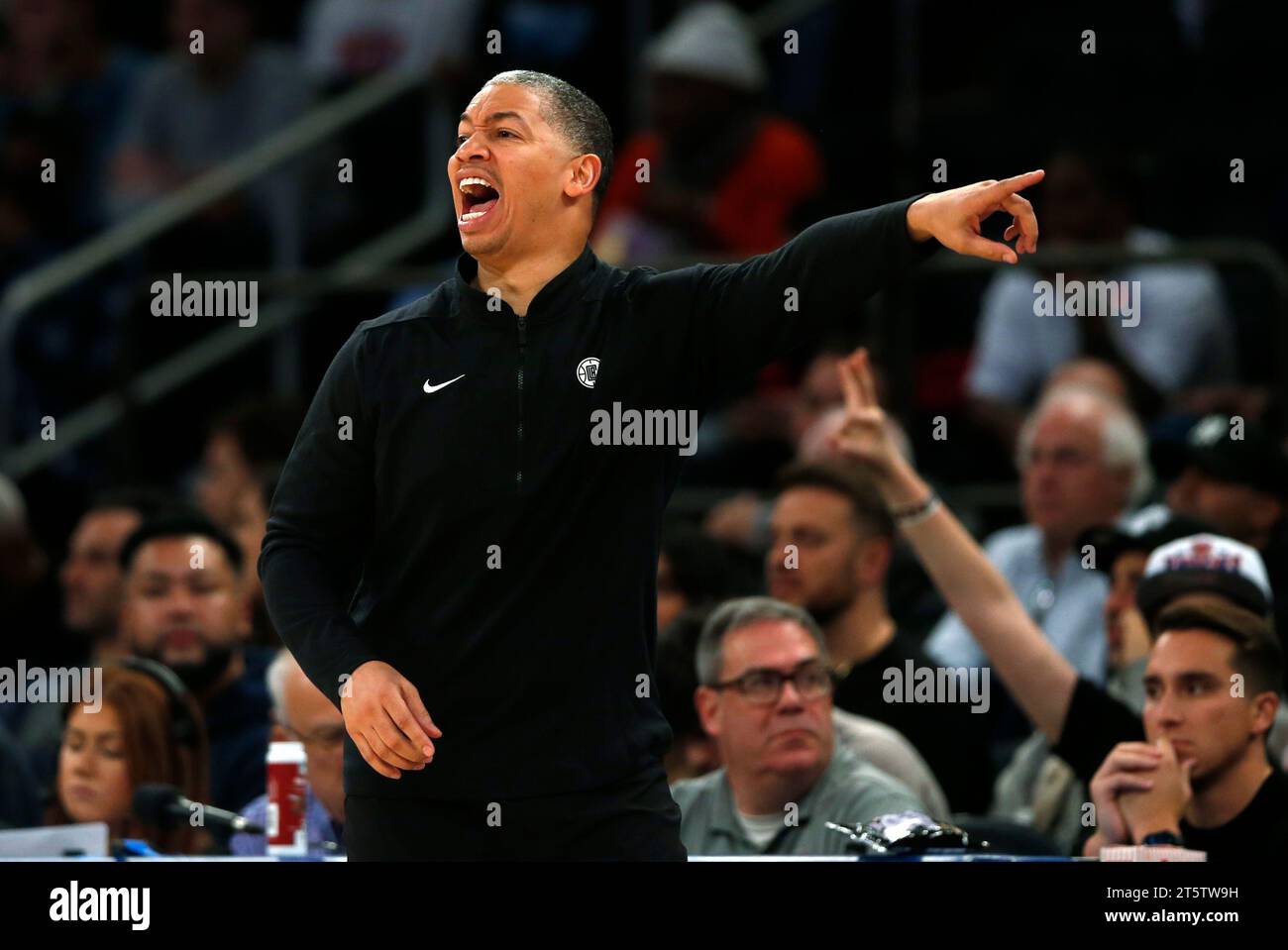 Los Angeles Clippers head coach Tyronn Lue calls a play during the ...