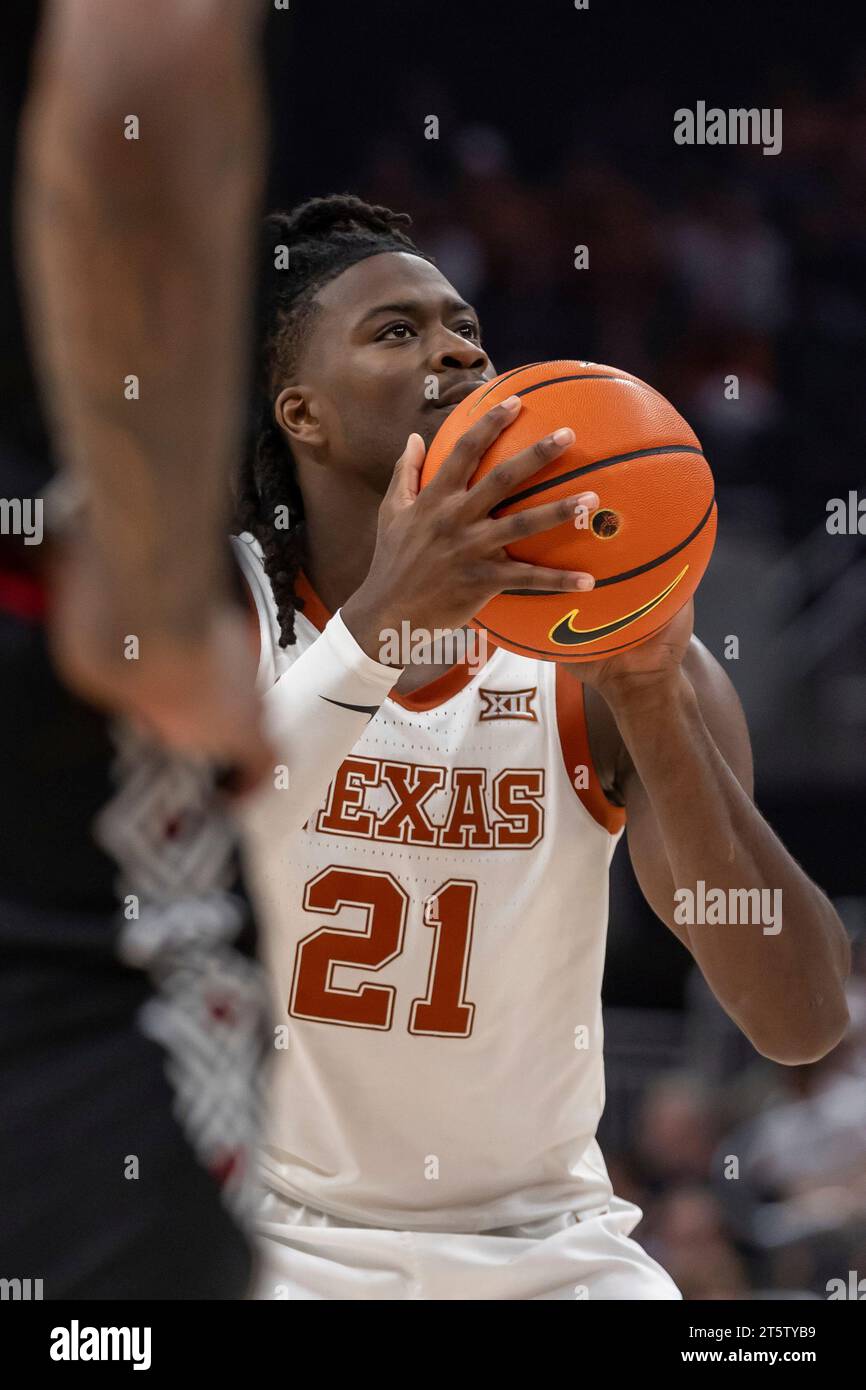 AUSTIN, TX - NOVEMBER 06: Texas Longhorns forward Ze'Rik Onyema (21 ...