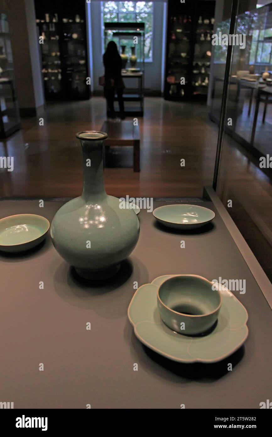 British museum chinese ceramics hi-res stock photography and images - Alamy