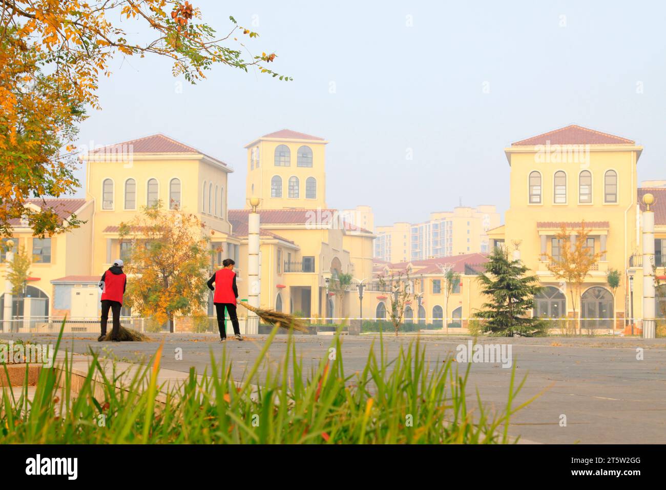 Sanitation workers cleaning the streets Stock Photo - Alamy