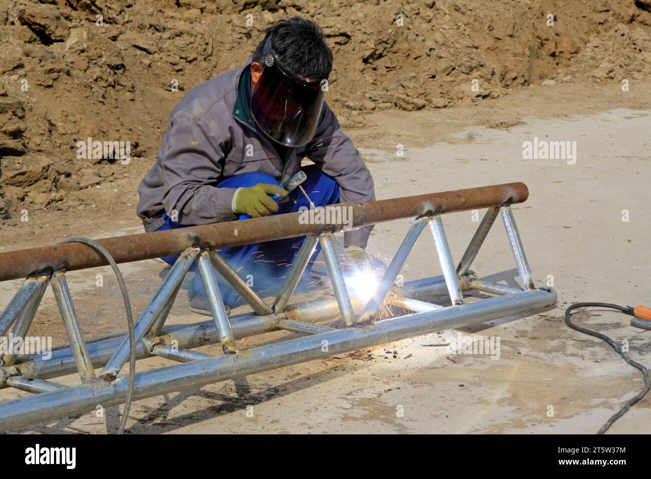 Welding steel pipe hi-res stock photography and images - Alamy