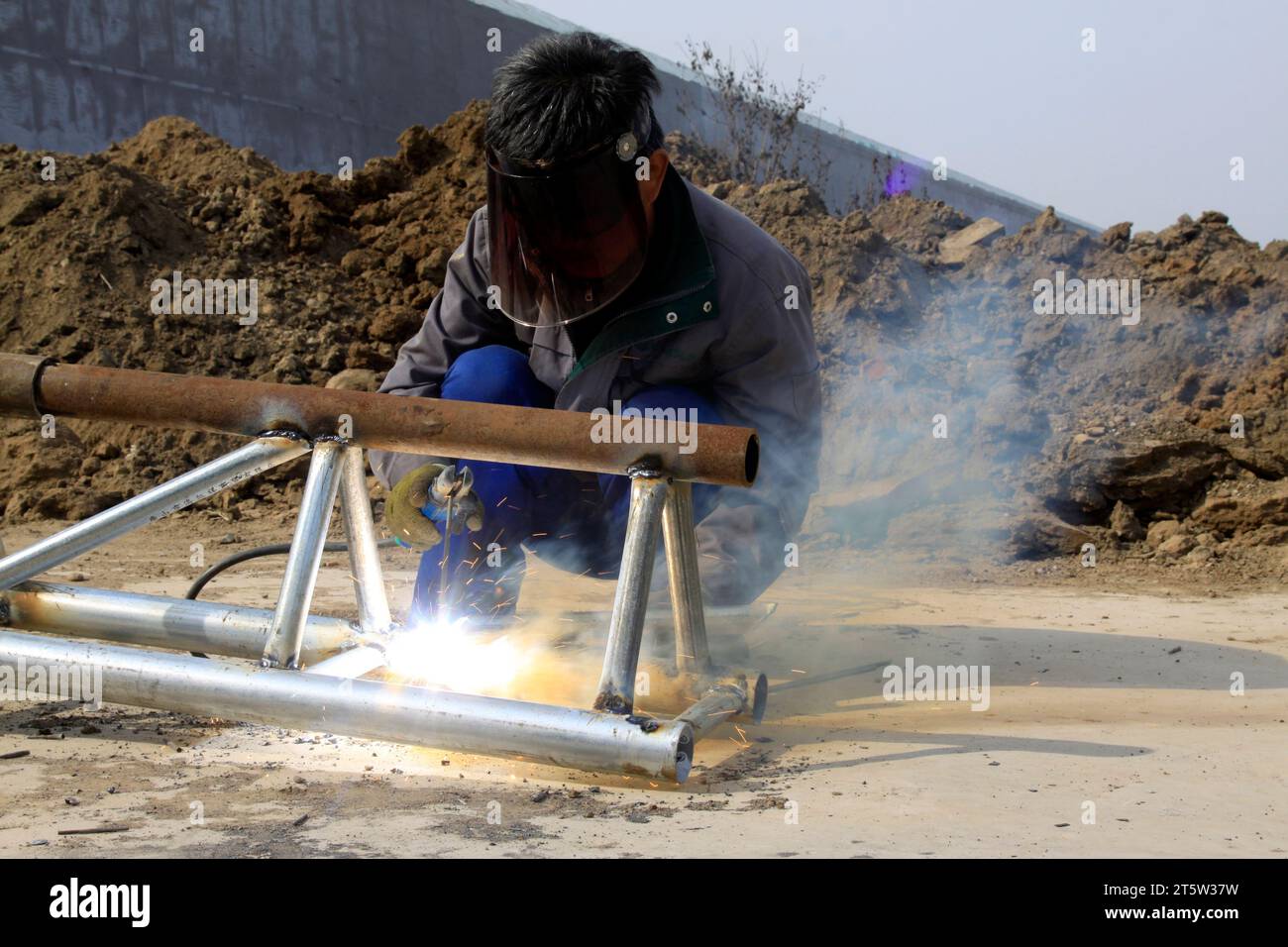 Welding steel pipe hi-res stock photography and images - Alamy