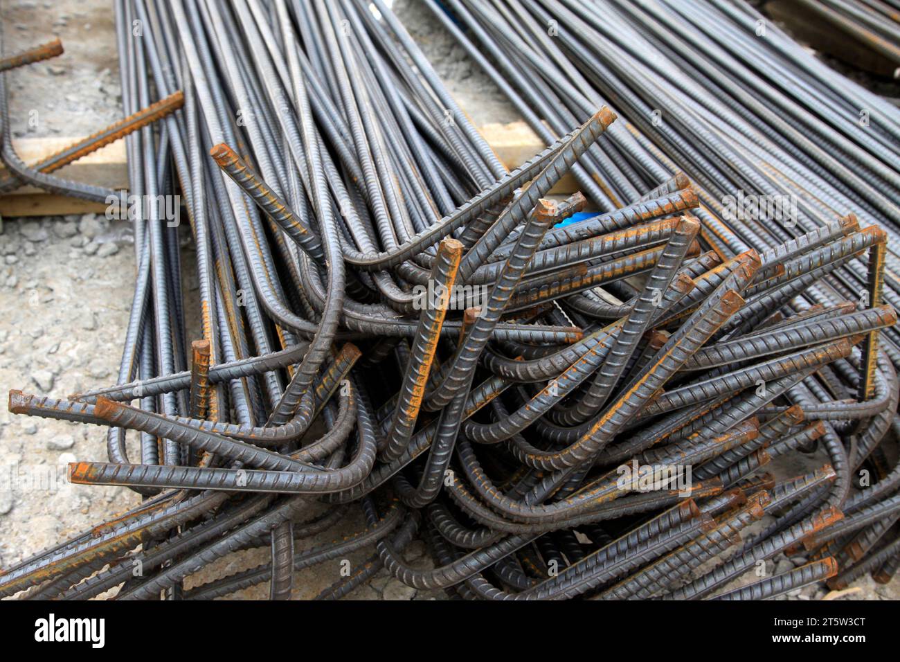 Twisted metal rebar hi-res stock photography and images - Alamy