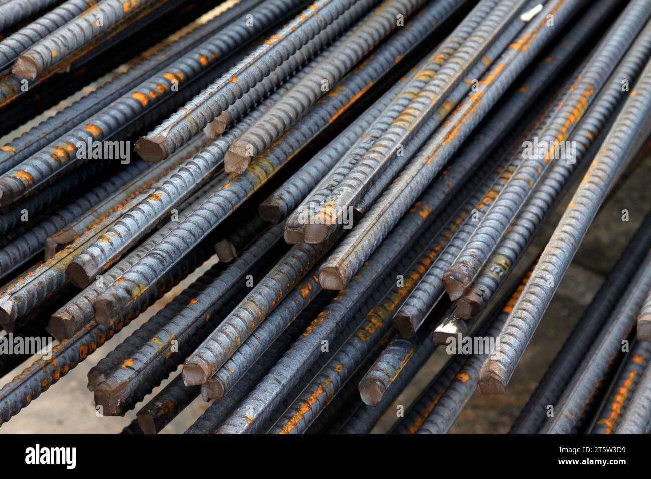 Twisted metal rebar hi-res stock photography and images - Alamy