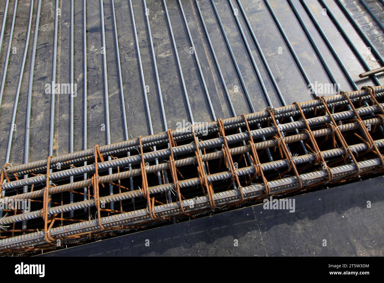 Twisted metal beams hi-res stock photography and images - Alamy