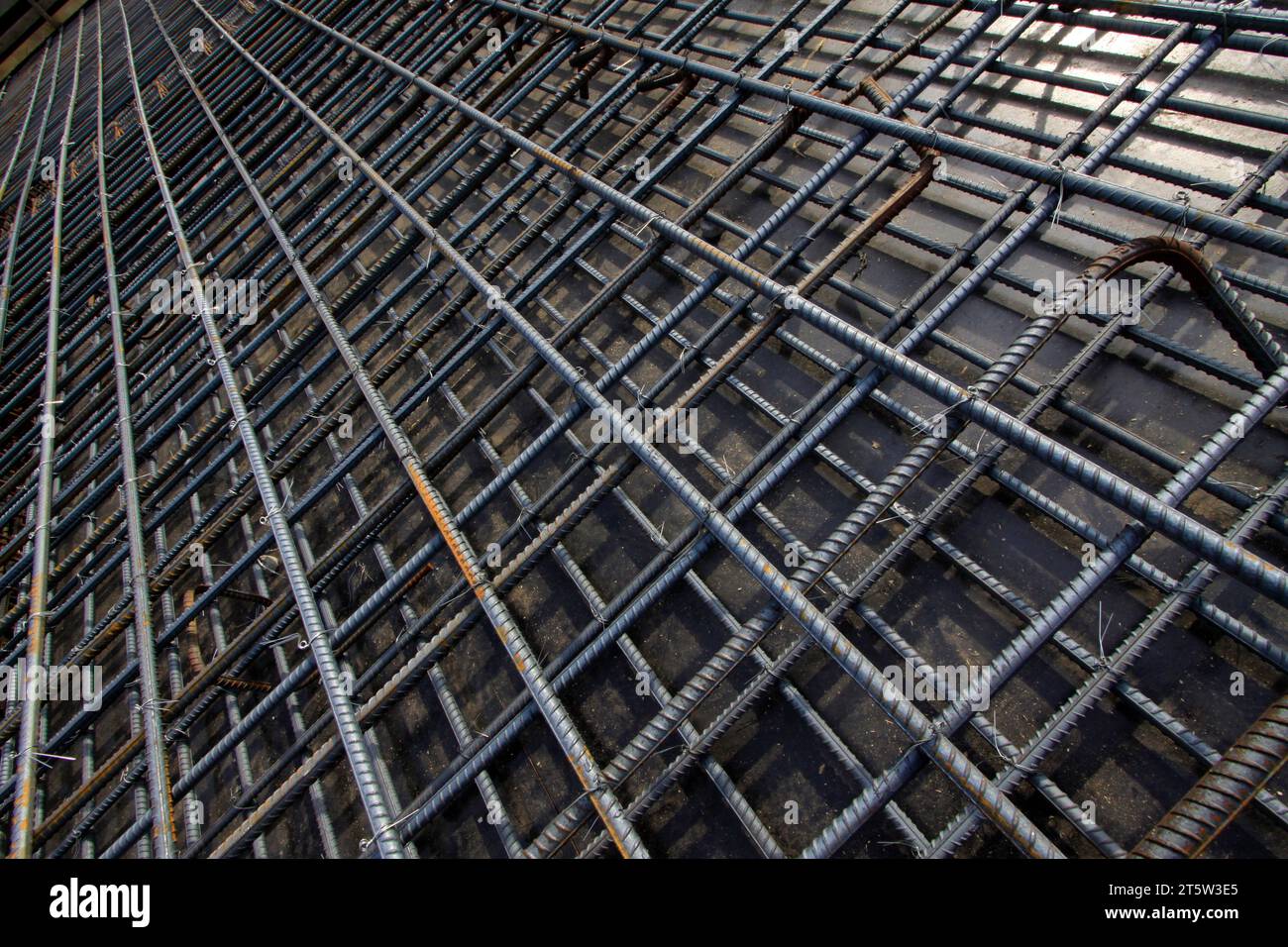 Twisted metal beams hi-res stock photography and images - Alamy