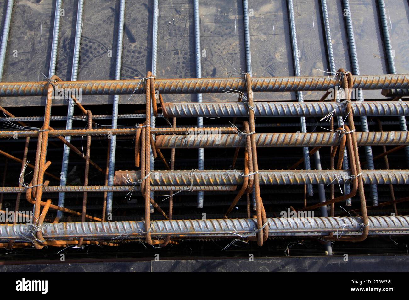 Twisted metal beams hi-res stock photography and images - Alamy