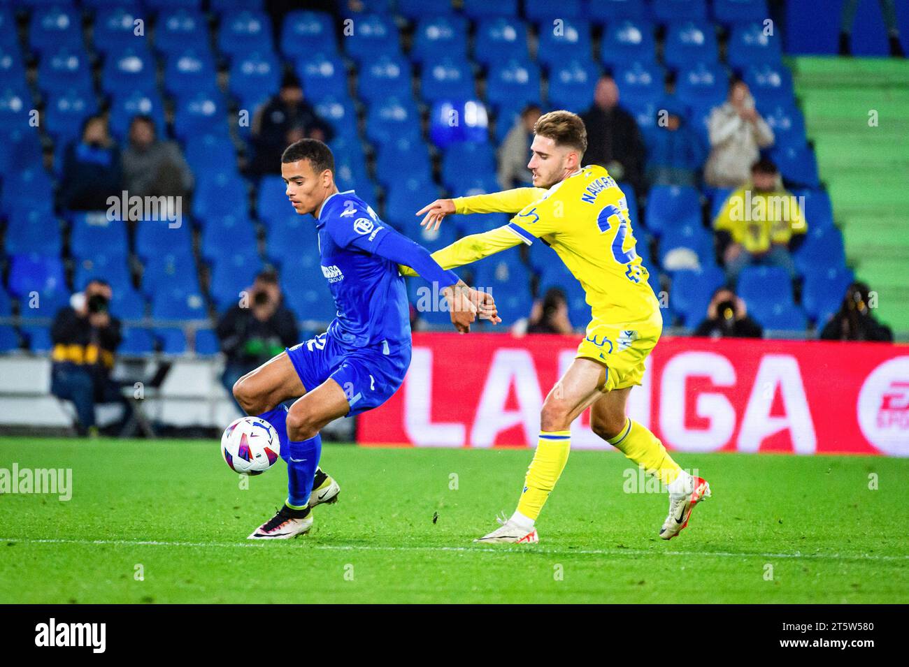 Getafe, Spain. 06th Nov, 2023. Mason Greenwood (Getafe) (L) and Robert ...