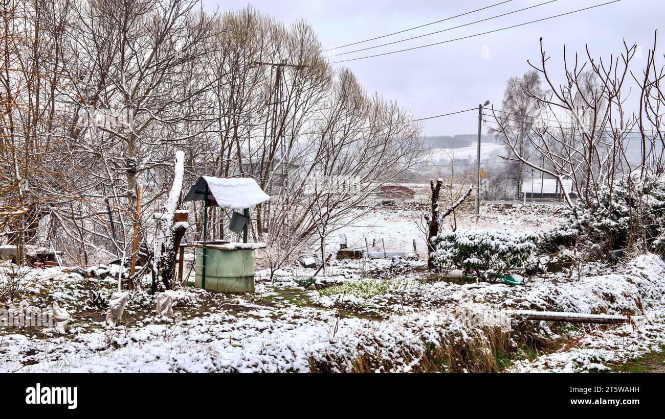 Well in the village hi-res stock photography and images - Alamy