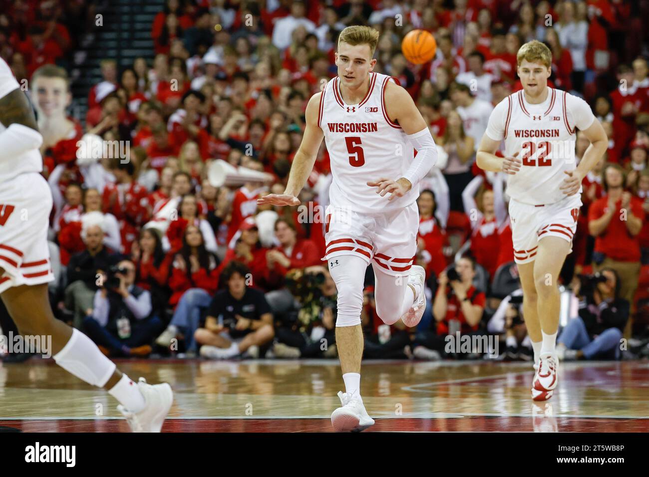 Madison, WI, USA. 6th Nov, 2023. Wisconsin Badgers forward Tyler Wahl ...