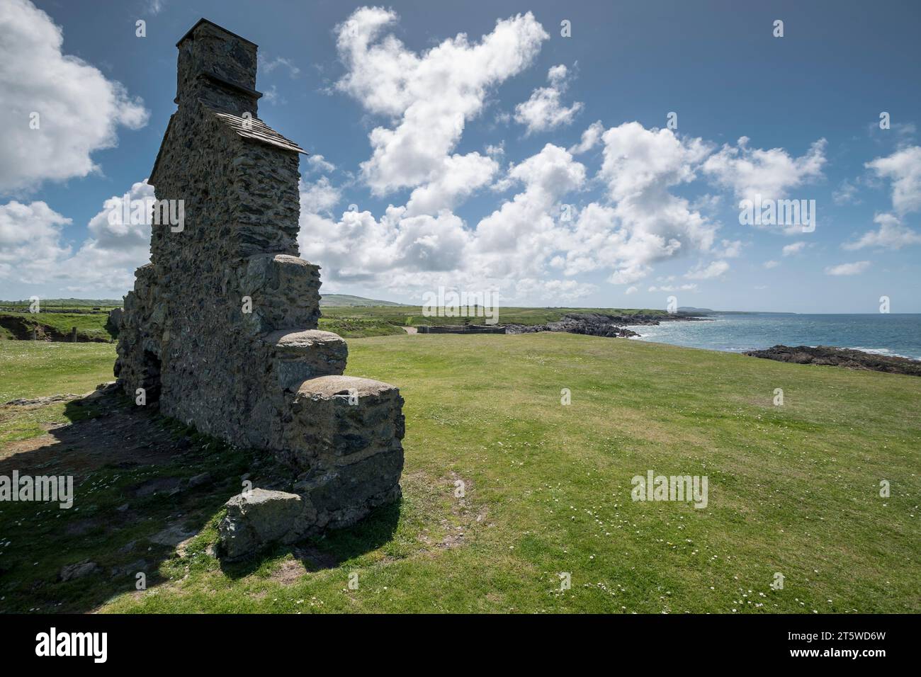 Porth Ysgaden old Customs office/ Lighthouse remains near Tudweiliog ...