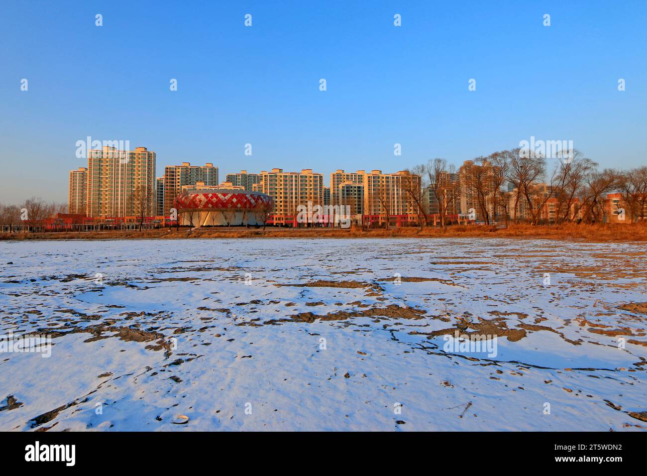 Urban snow scene hi-res stock photography and images - Alamy