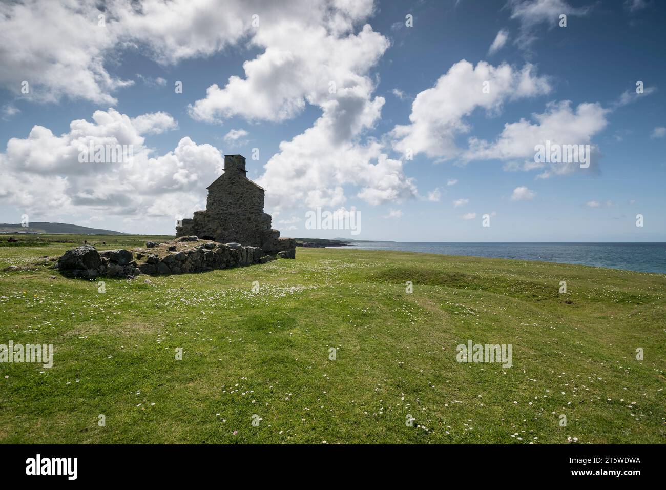 Porth Ysgaden old Customs office/ Lighthouse remains near Tudweiliog ...