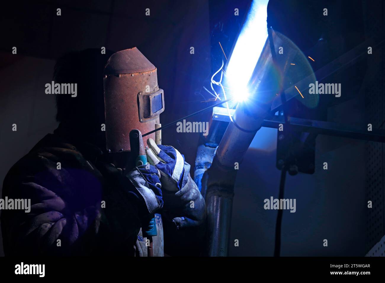 Workers welding operation Stock Photo - Alamy